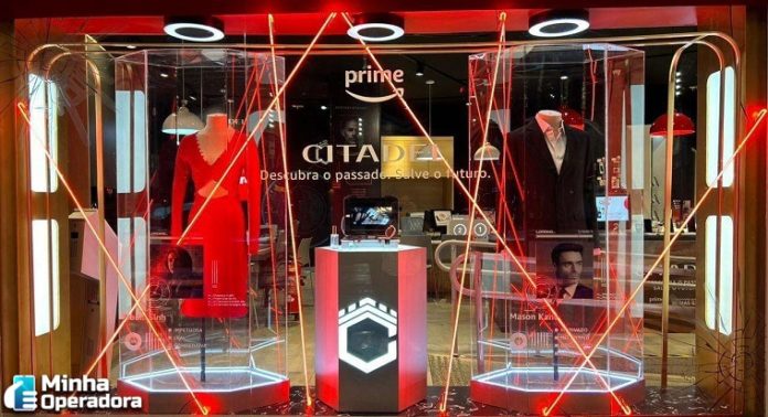 Claro se une ao Prime Video e transforma loja em cenário de série